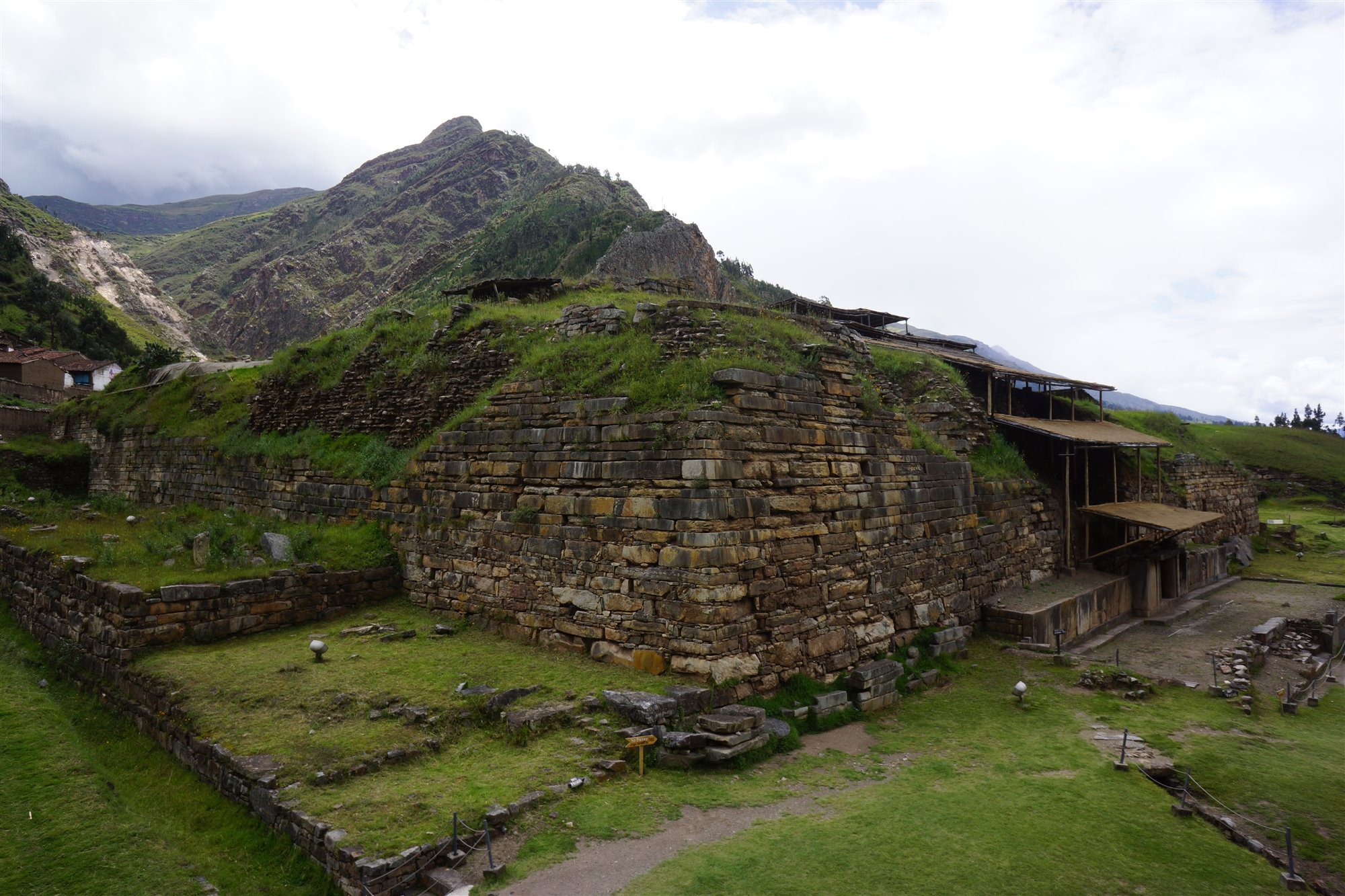 Nuevas galerías subterráneas en el sitio arqueológico de Chavín de ...