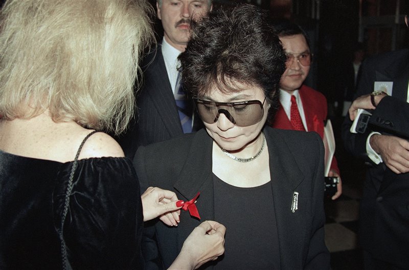 El origen y significado del lazo rojo, el símbolo de la lucha contra el ...