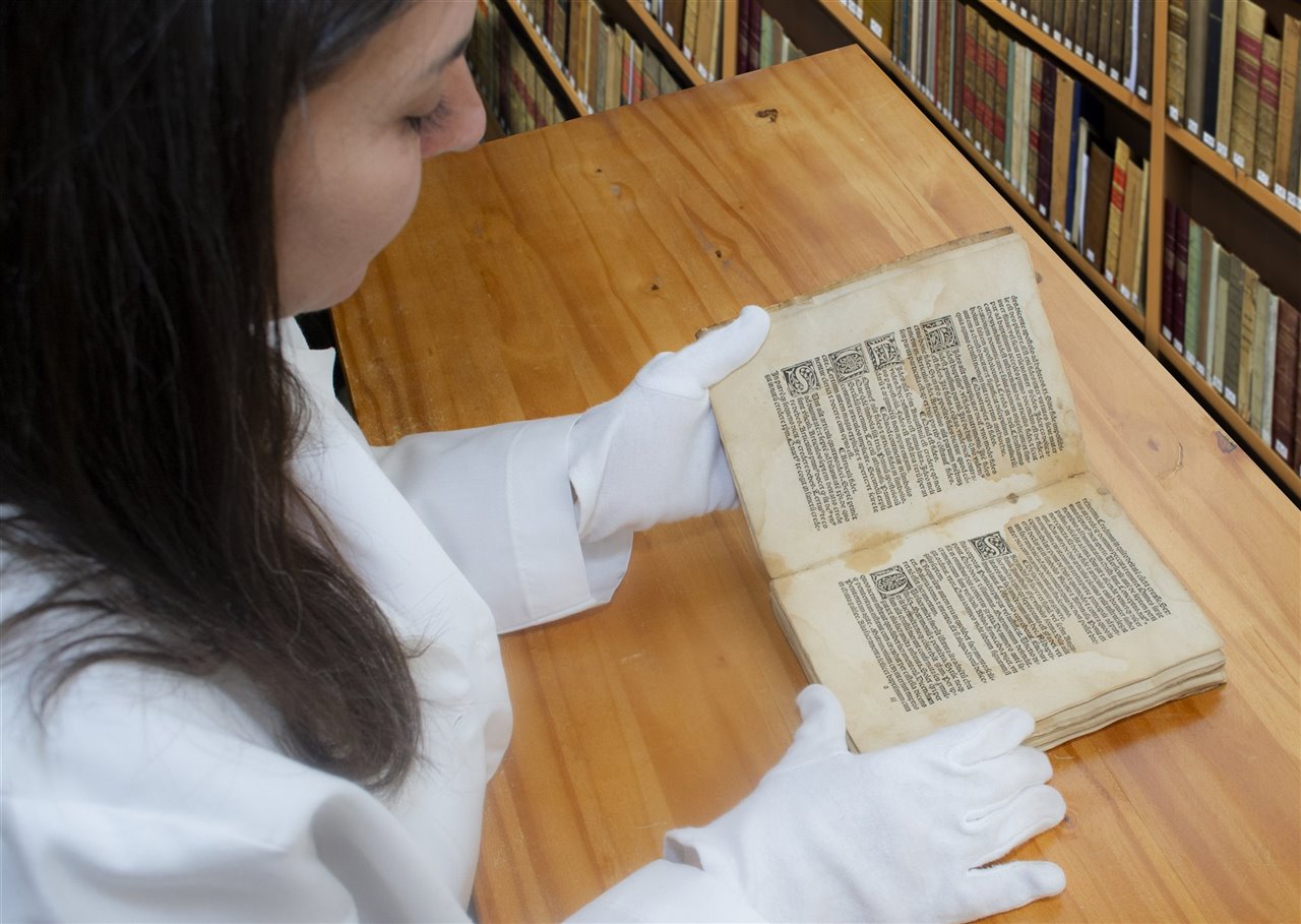 Localizan un libro del siglo XVI para comprender los sacramentos único ...