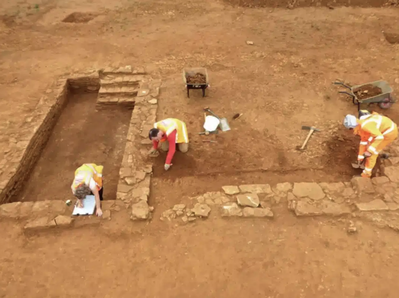 Sale a la luz un santuario romano durante la excavación de un túmulo ...