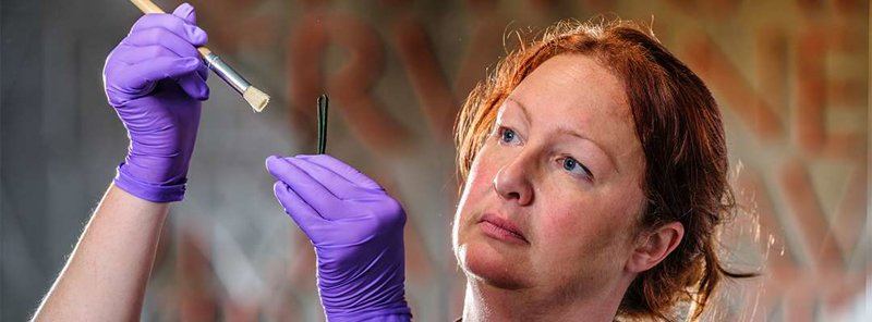 Descubren más de cincuenta pares de pinzas para depilar de época romana ...