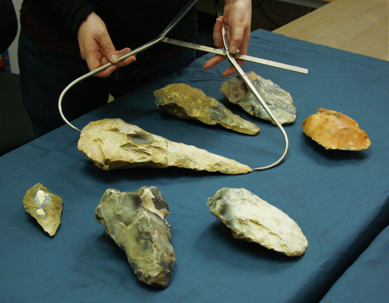 Descubren unas gigantescas hachas de piedra de 300.000 años de ...