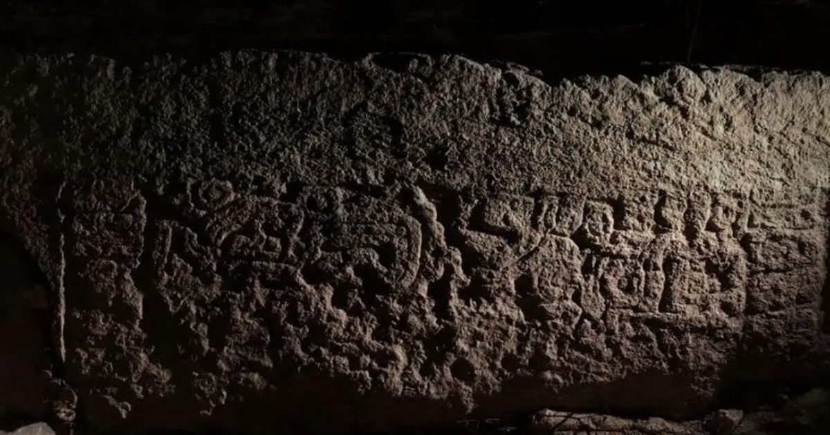 Descubren un relieve con el posible nombre maya de Ocomtún