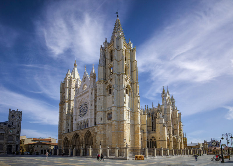 La catedral de león: La luz del gótico en el camino de Santiago