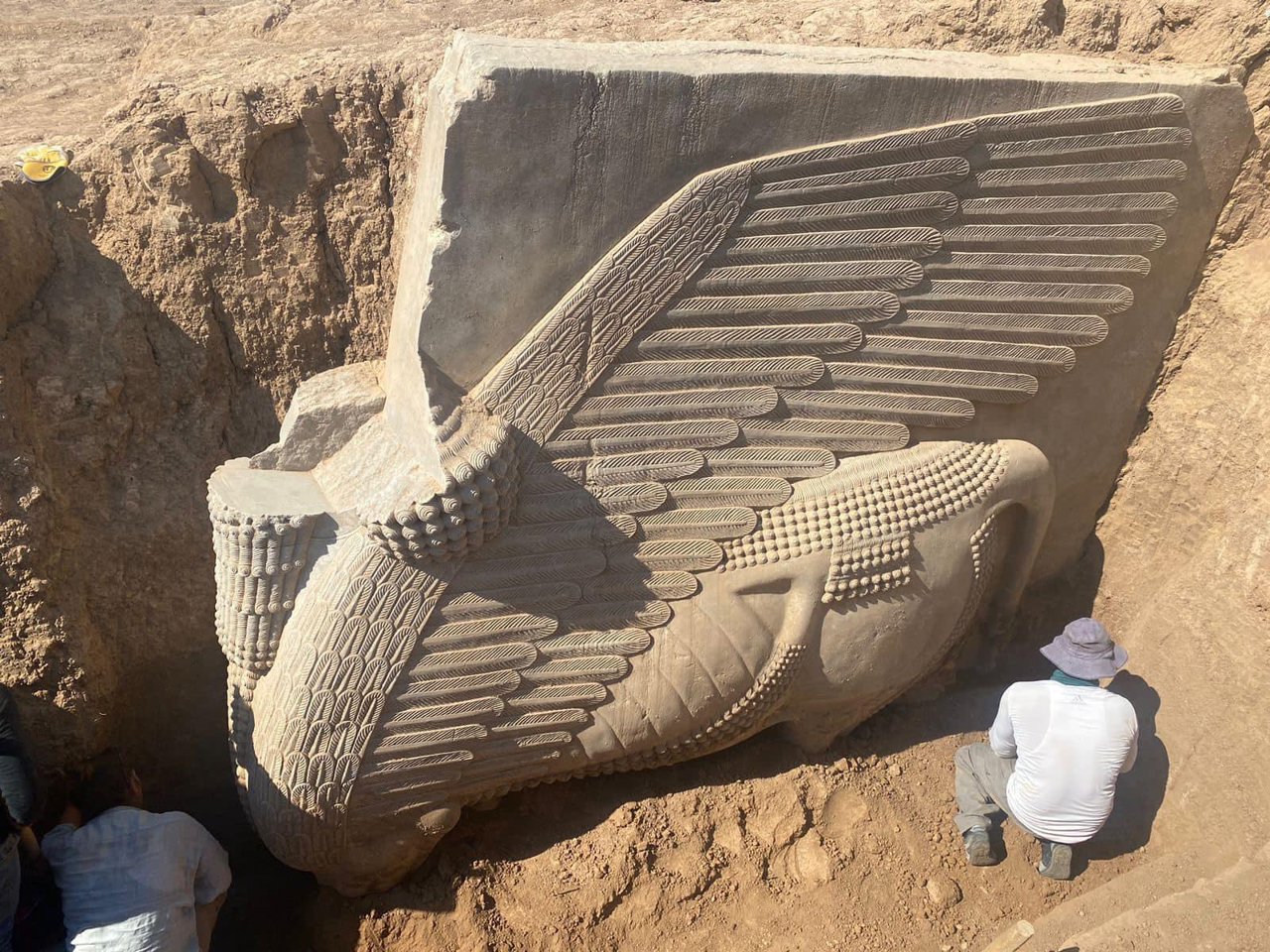 Descubren escultura alada de 2.700 años de antigüedad en Irak