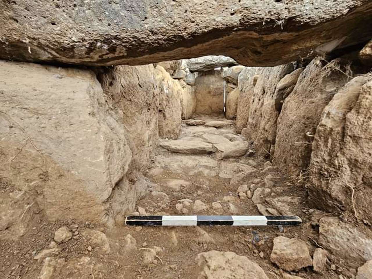 Descubren objetos de 4.000 años de antigüedad en un dolmen en los Altos ...