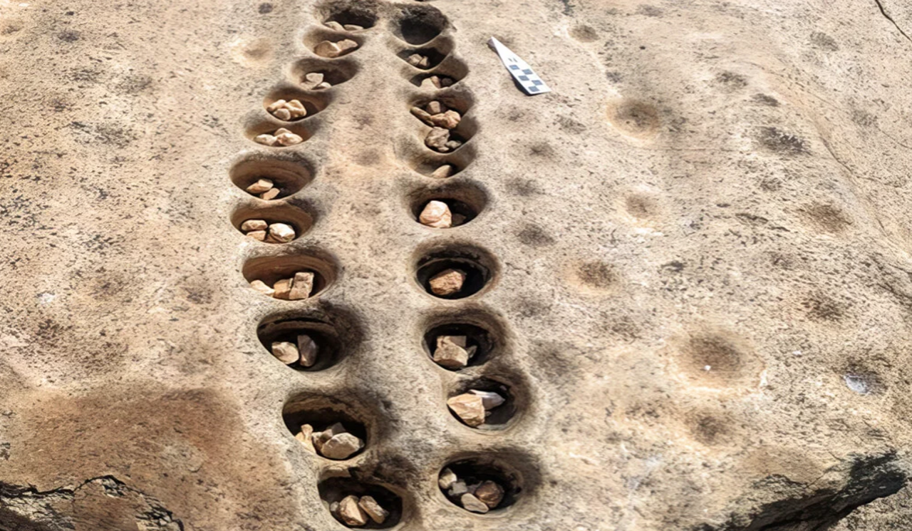 Descubren unos antiguos tableros de Mancala excavados en la roca en Kenia