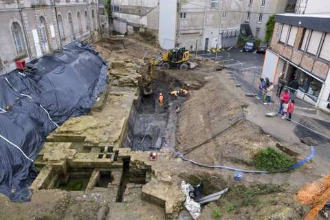 Descubren en Francia un castillo del siglo XIV bajo una mansión del ...