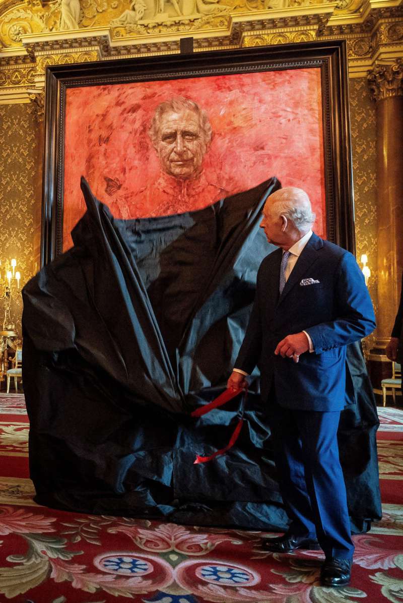 Del rojo a la mariposa: El retrato de Carlos III como rey está cargado de simbolismos