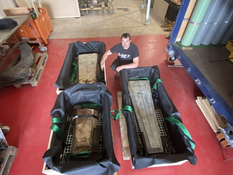 Rescatan dos lápidas de época medieval sumergidas durante 800 años bajo ...