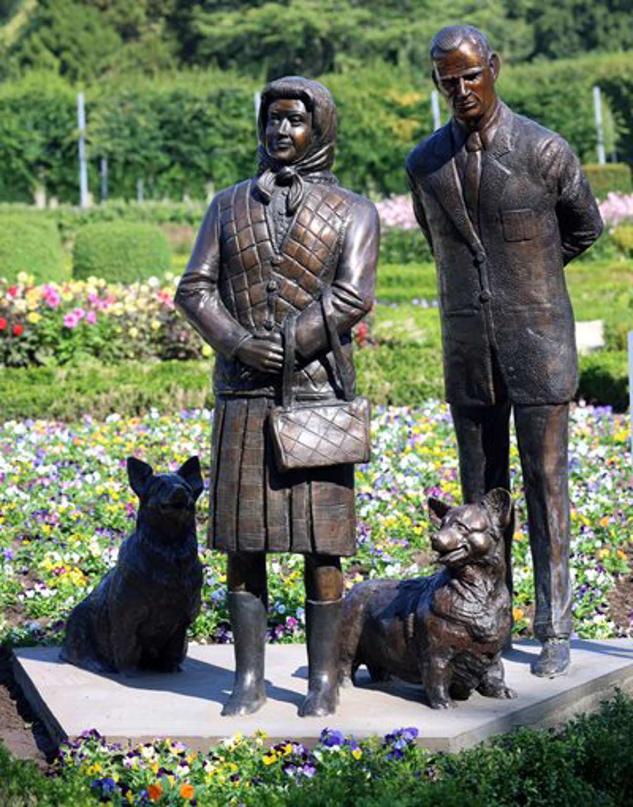 Una nueva escultura de la reina Isabel II de Inglaterra genera ...