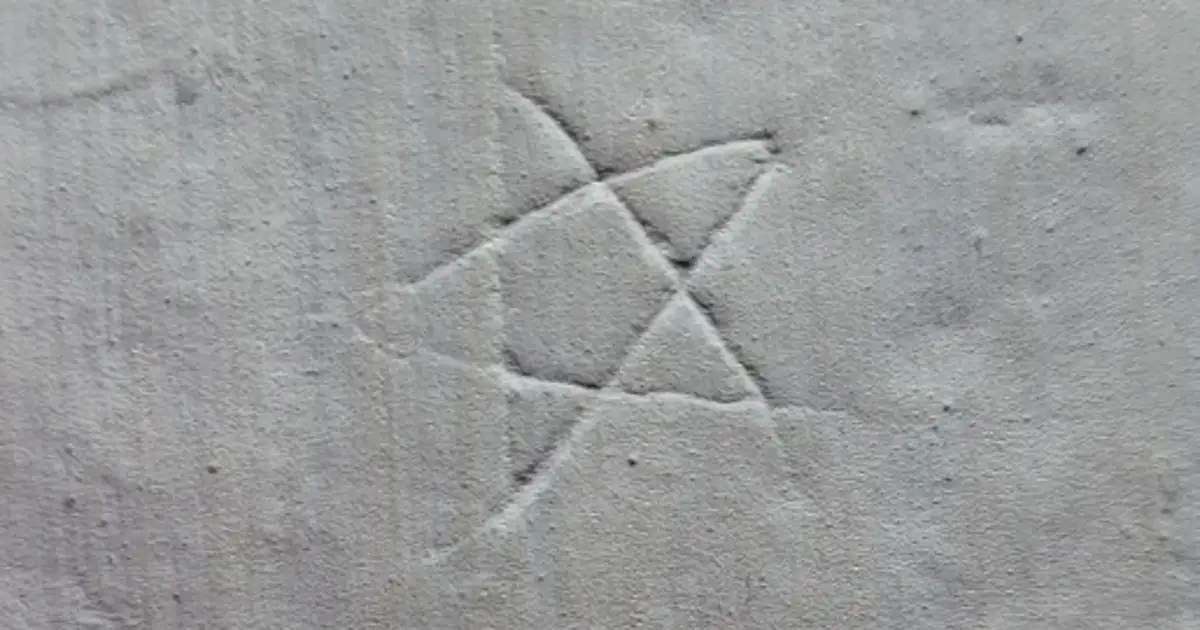 ¿Qué son las marcas de bruja halladas en un edificio patrimonial de Inglaterra?