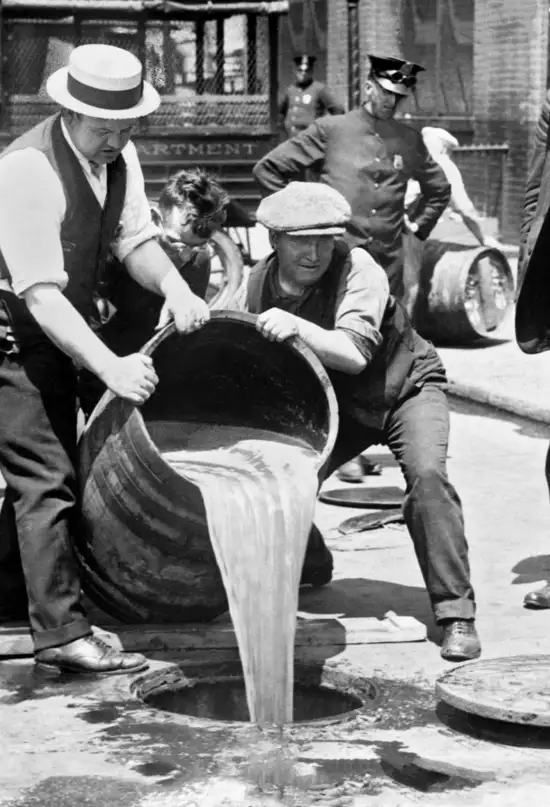 ¿Qué consecuencias tuvo la Ley Seca en la sociedad estadounidense?