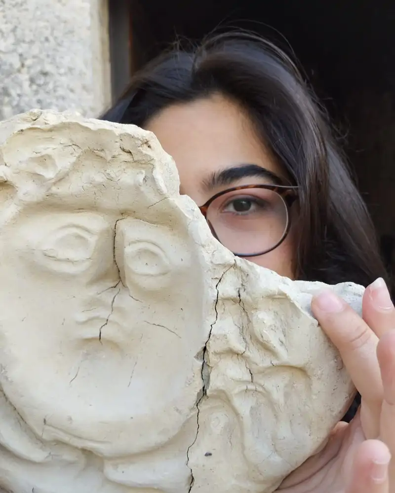 Encuentran un molde para fabricar máscaras de Medusa en Sicilia