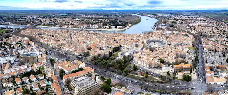El canal construido por Cayo Mario emerge de las aguas del Ródano