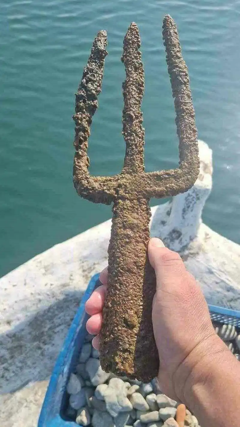 Un pescador descubre un tridente de época romana en un lago de Turquía