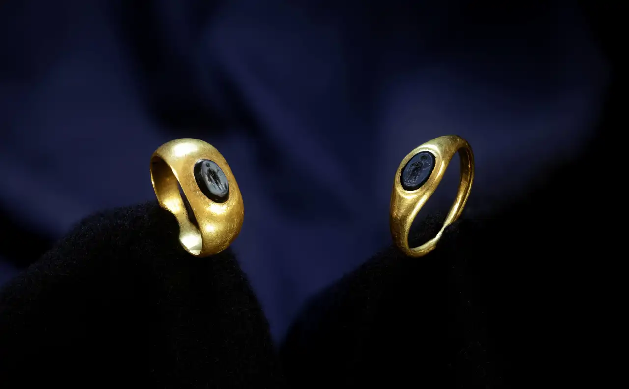 Hallan en el País Vasco francés un anillo romano de oro idéntico a otro ...