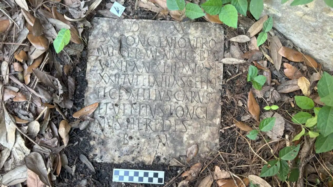 ¿Cómo llegó una lápida funeraria de época romana hasta un jardín de ...