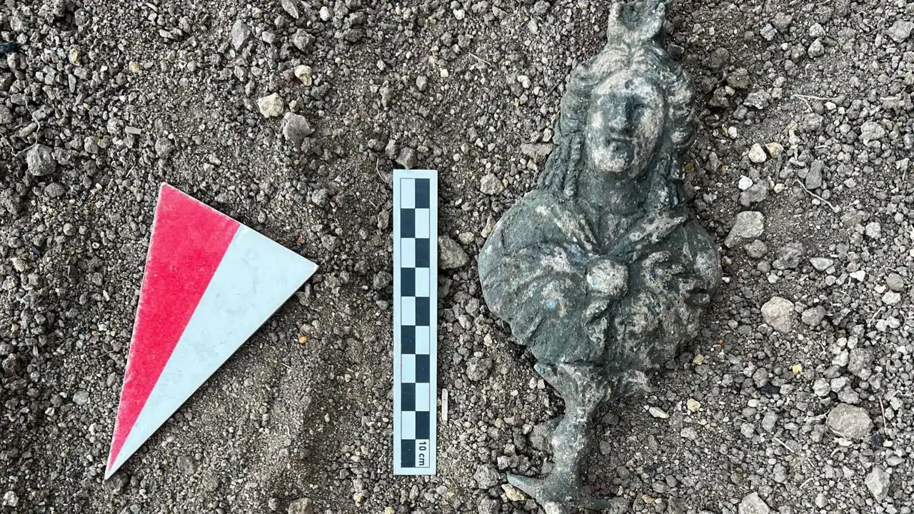 Aparece un busto de bronce de Isis junto a un campamento romano en Turquía