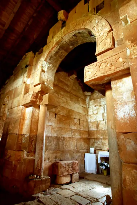 La iglesia más misteriosa de España está rodeada de huellas de ...