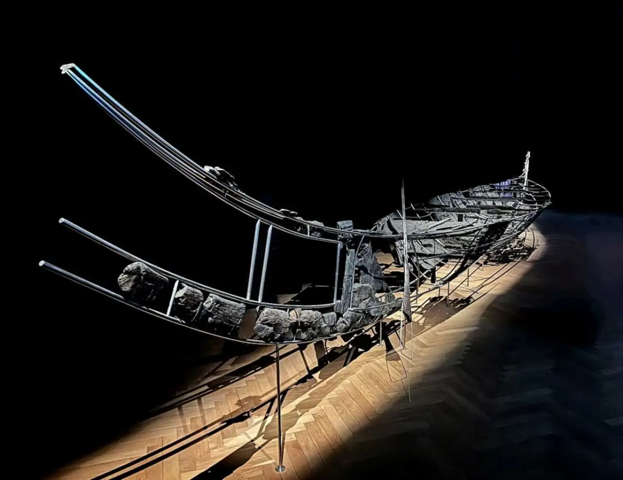 Descubren una huella en la brea del misterioso barco guerrero ...