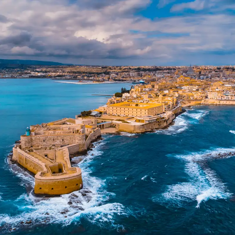 Los castillos y fortalezas españolas que se construyeron en Italia ...