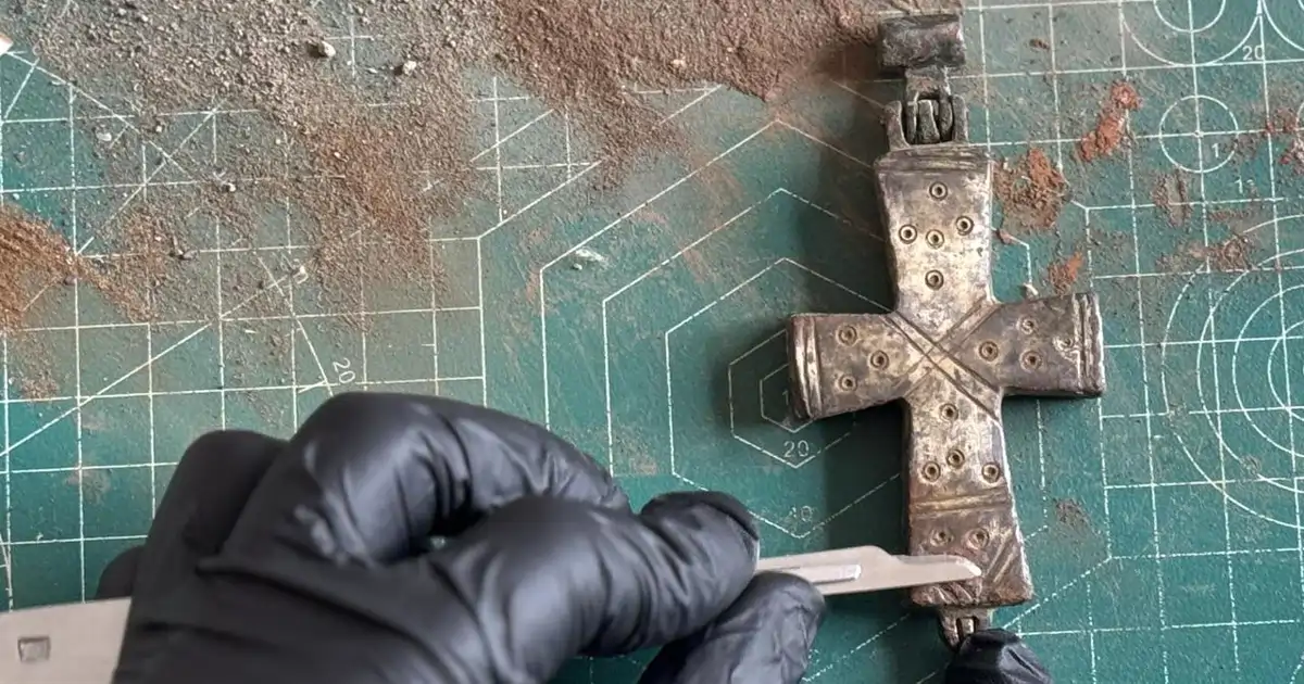 Descubren un espectacular relicario de bronce de la Edad Media sellado ...