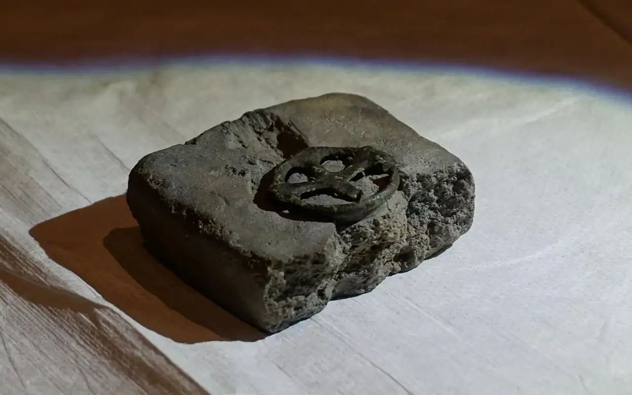Hallan una rara cruz medieval que podría alterar lo que sabemos sobre ...