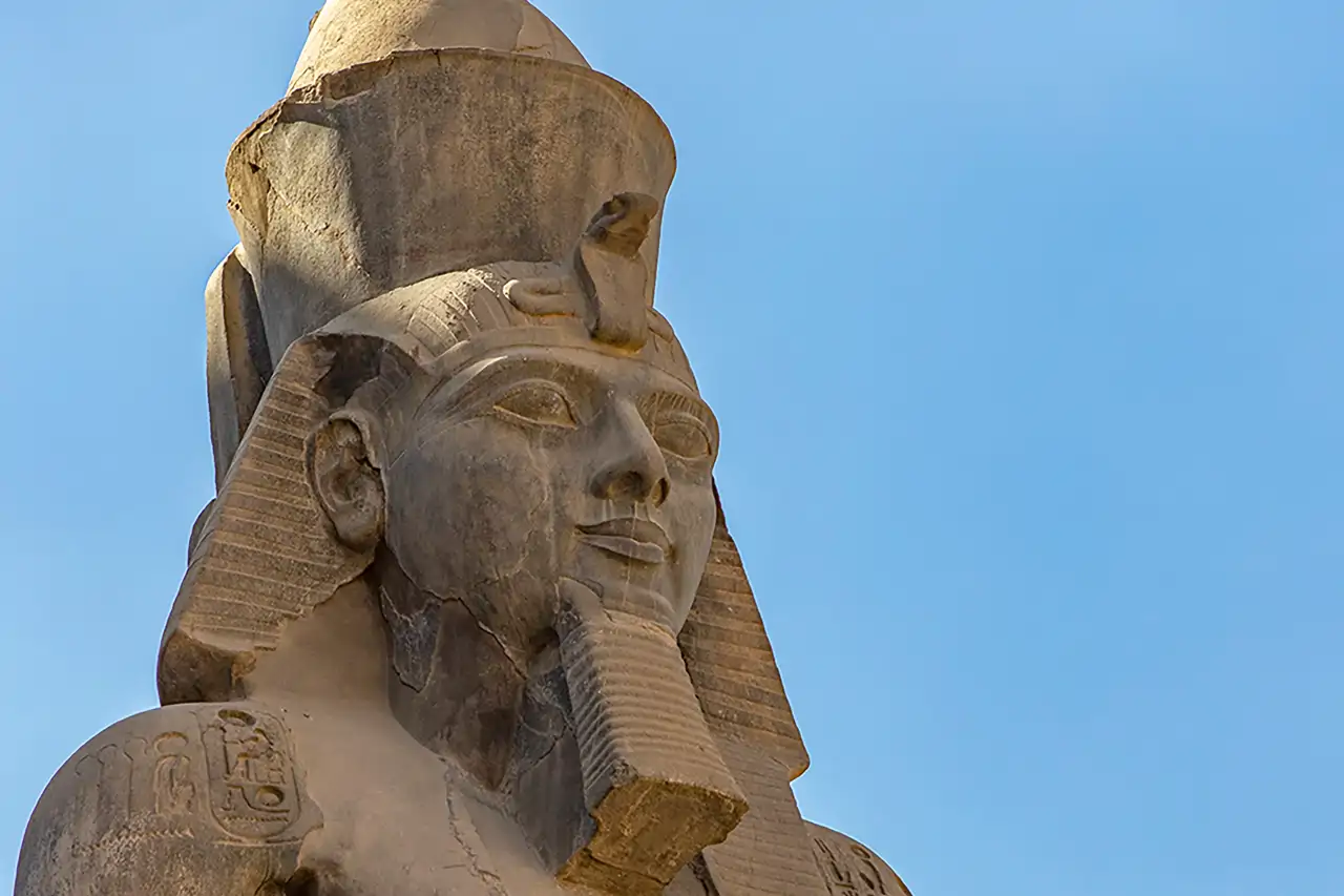 Expectación entre los arqueólogos: Aparece en Egipto una gran estatua ...