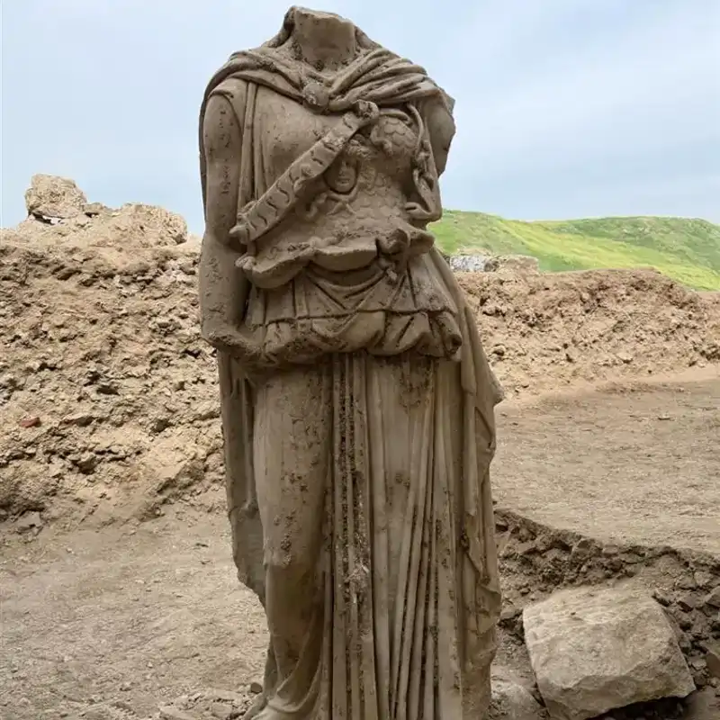 ¿Qué es el misterioso cilindro que ocultan en el puño algunas estatuas ...